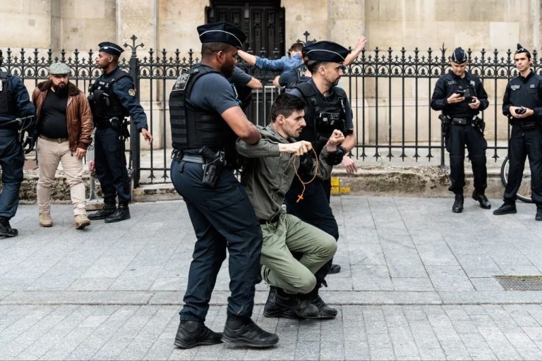 Des catholiques face à la profanation de l'église Saint-Laurent à Paris ...